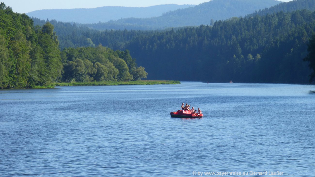Sehenswürdigkeiten in Blaibach Ausflugsziele Blaibacher See Boot fahren