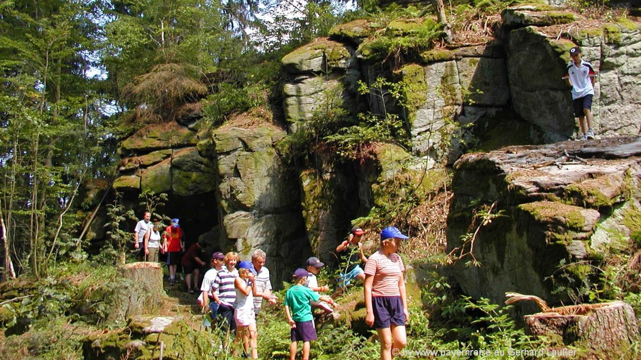 Burg Falkenstein Schlosspark Wandern Felsenpark Bayern Felsenhöhle